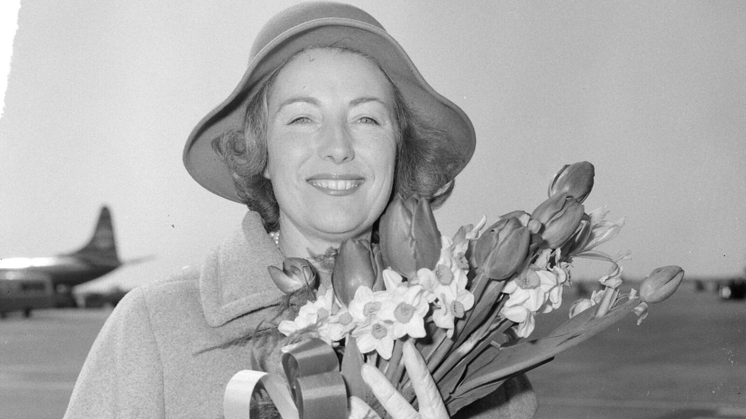 World War II forces sweetheart singer Vera Lynn dies at 103 | WFMT